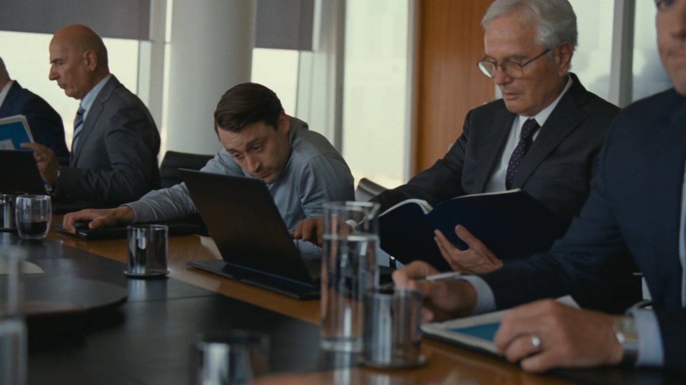 succession-s03-e08-roman-001 | Passion of the Weiss